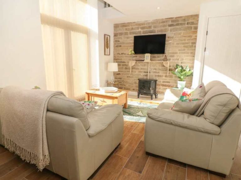 Stay at Holly Cottage - Lets Go Peak District
